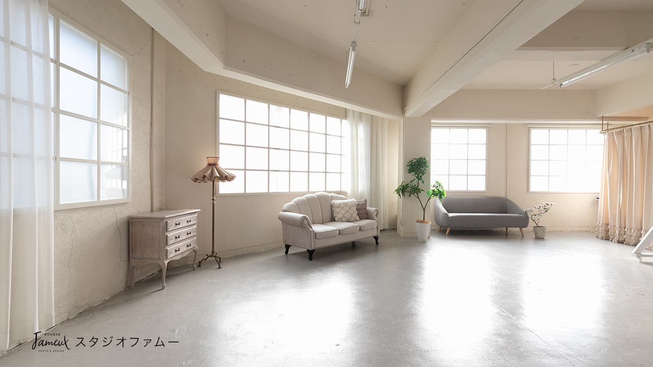 自然光たっぷり！白を基調にした光と花のレンタルフォトスタジオ【北堀江】の写真2