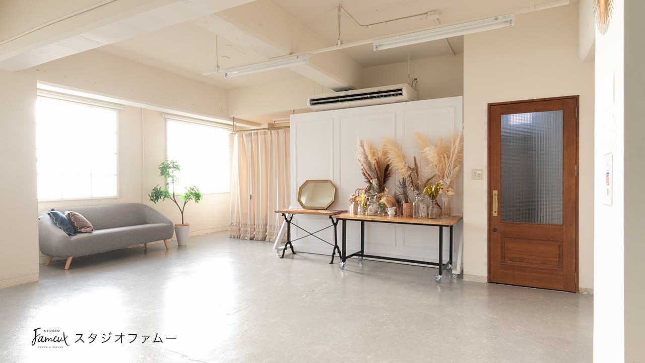 自然光たっぷり！白を基調にした光と花のレンタルフォトスタジオ【北堀江】の写真7