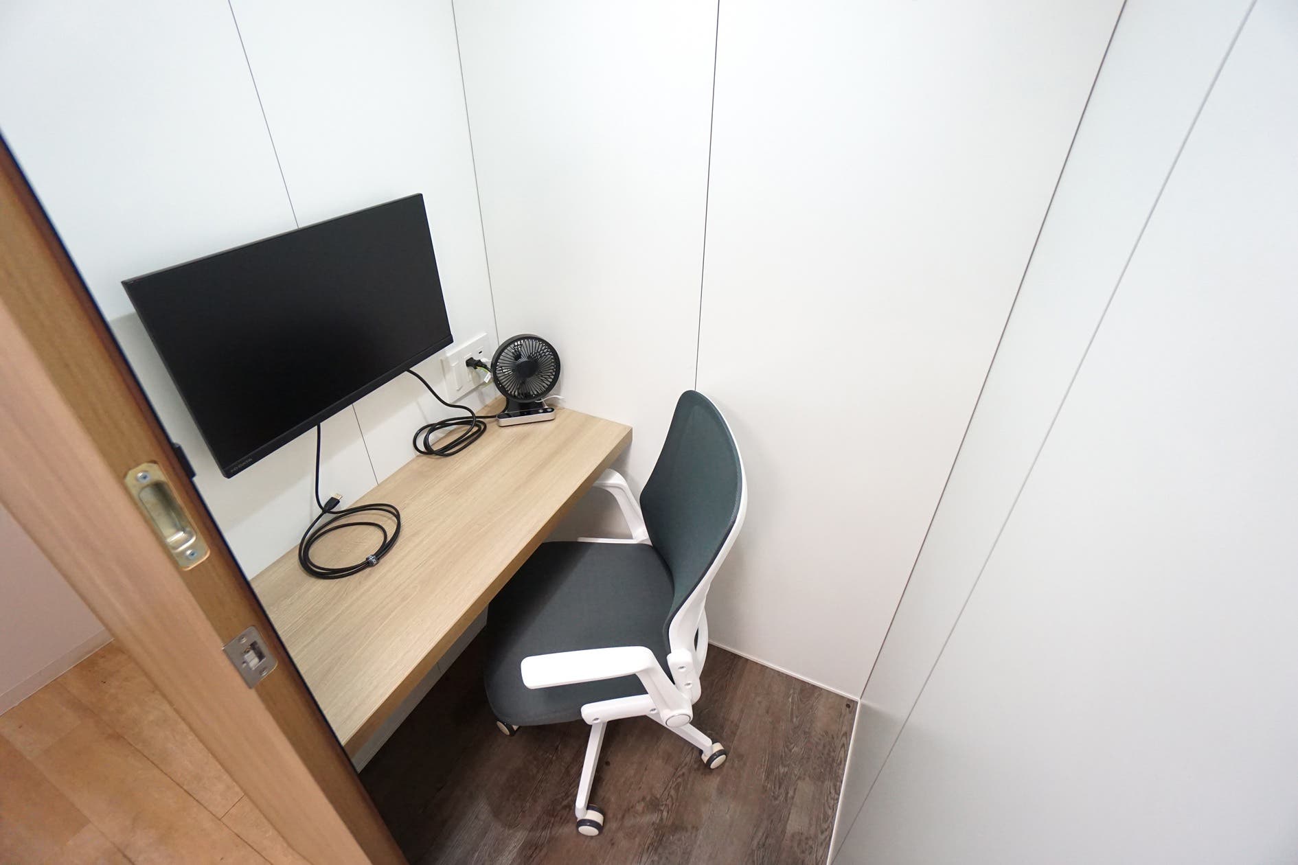 ＜日暮里MH WORK BOX No.4＞日暮里駅徒歩3分✨完全個室🚪光回線Wi-Fi📶モニター🖥️電源🔌テレワーク/面接/自習の写真4