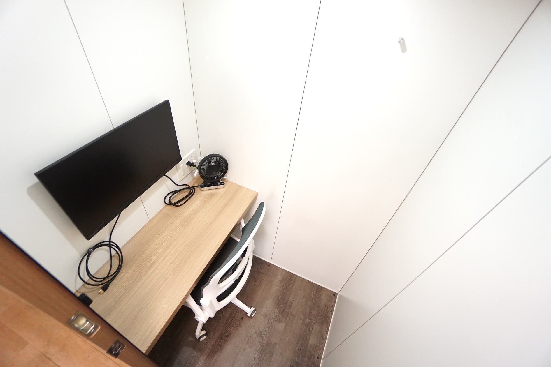 ＜日暮里MH WORK BOX No.4＞日暮里駅徒歩3分✨完全個室🚪光回線Wi-Fi📶モニター🖥️電源🔌テレワーク/面接/自習の写真3