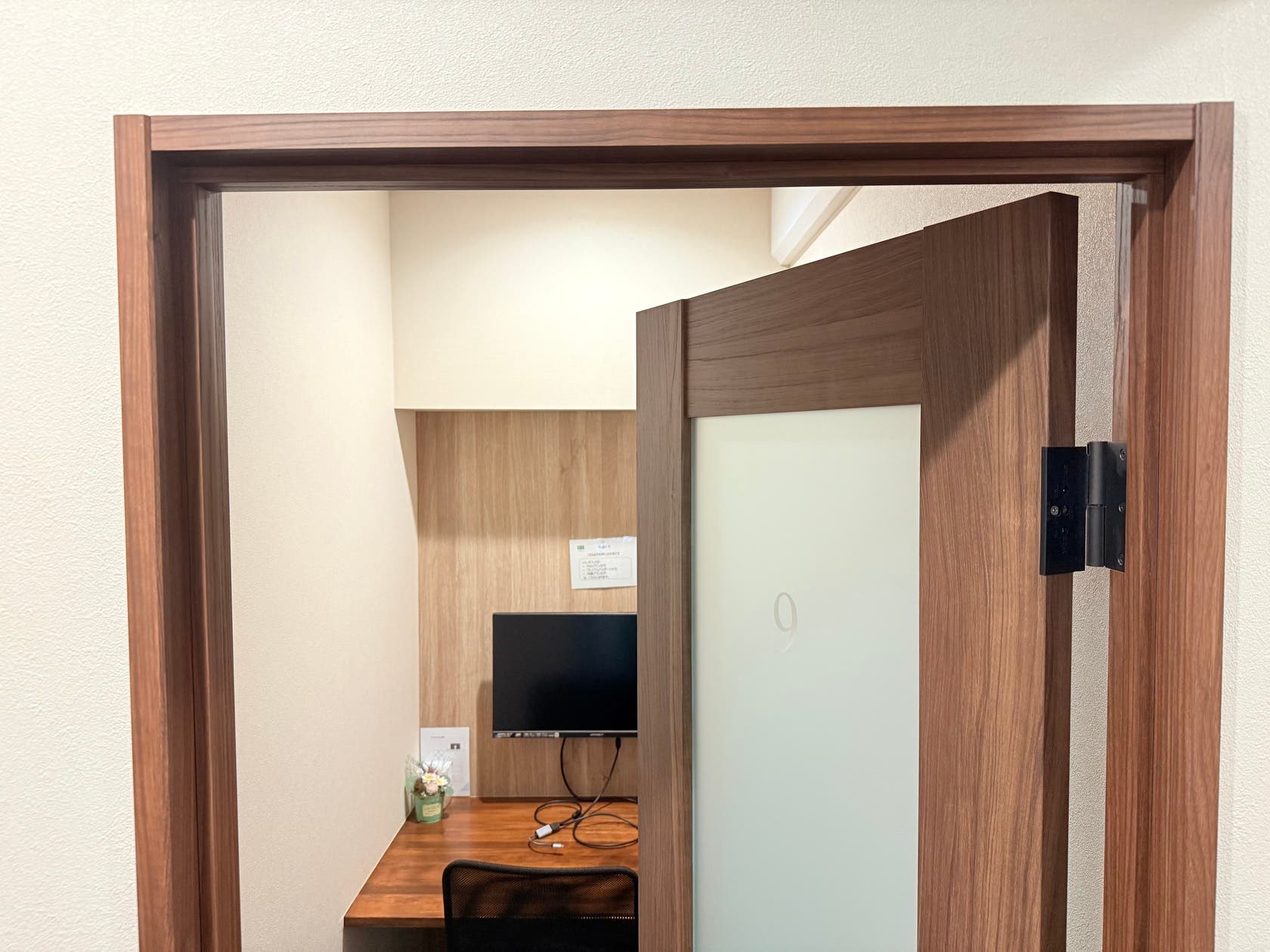 【¥385/30分！三鷹駅最安値 徒歩3分】1名完全個室（Room9）モニター（27インチ/4K）・Wifi・フリードリンクの写真4