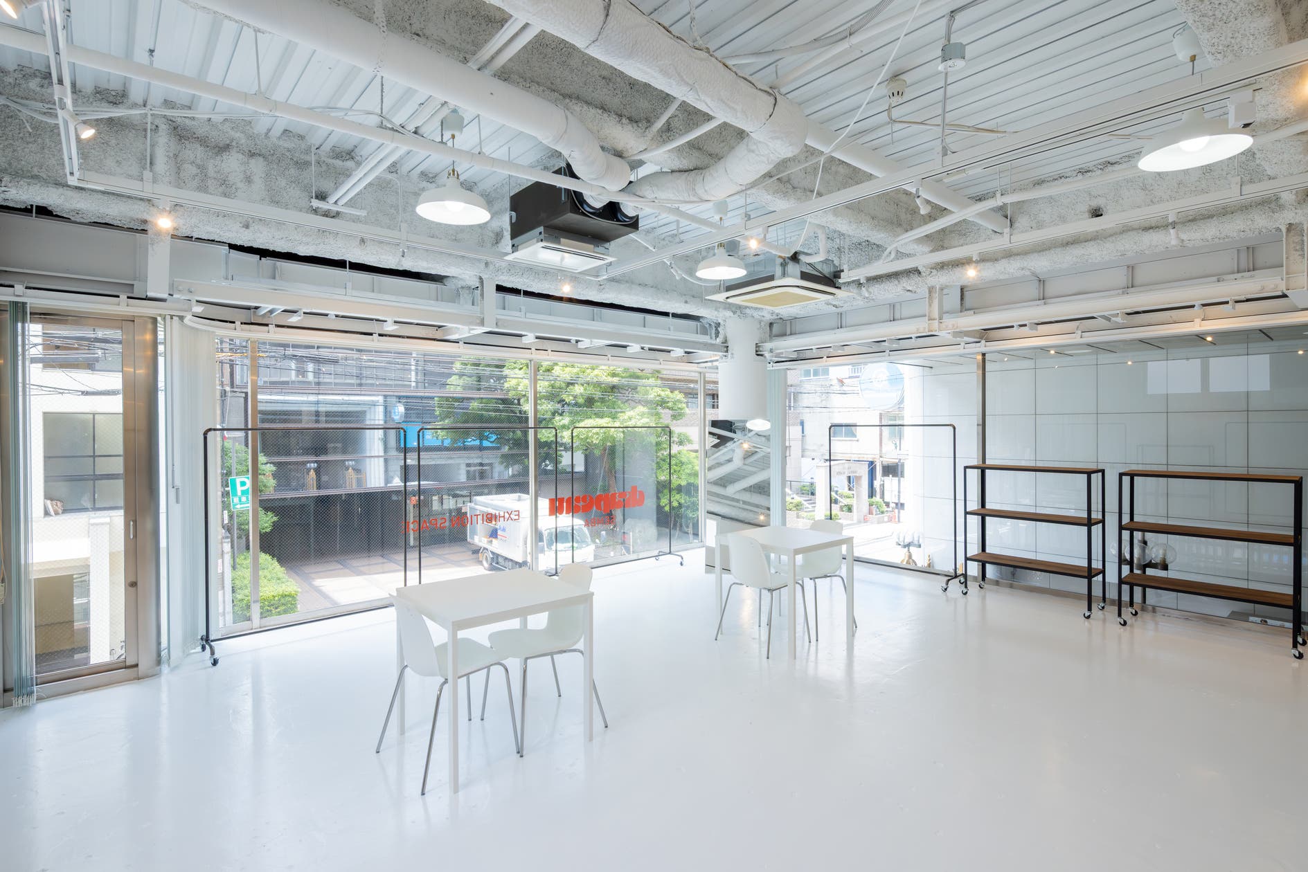 大阪・心斎橋，南船場にある展示会場。自然光あふれる，開放的な空間。の写真2