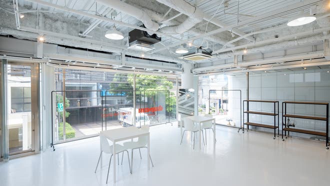 大阪・心斎橋,南船場にある展示会場。自然光あふれる,開放的な空間。の写真2