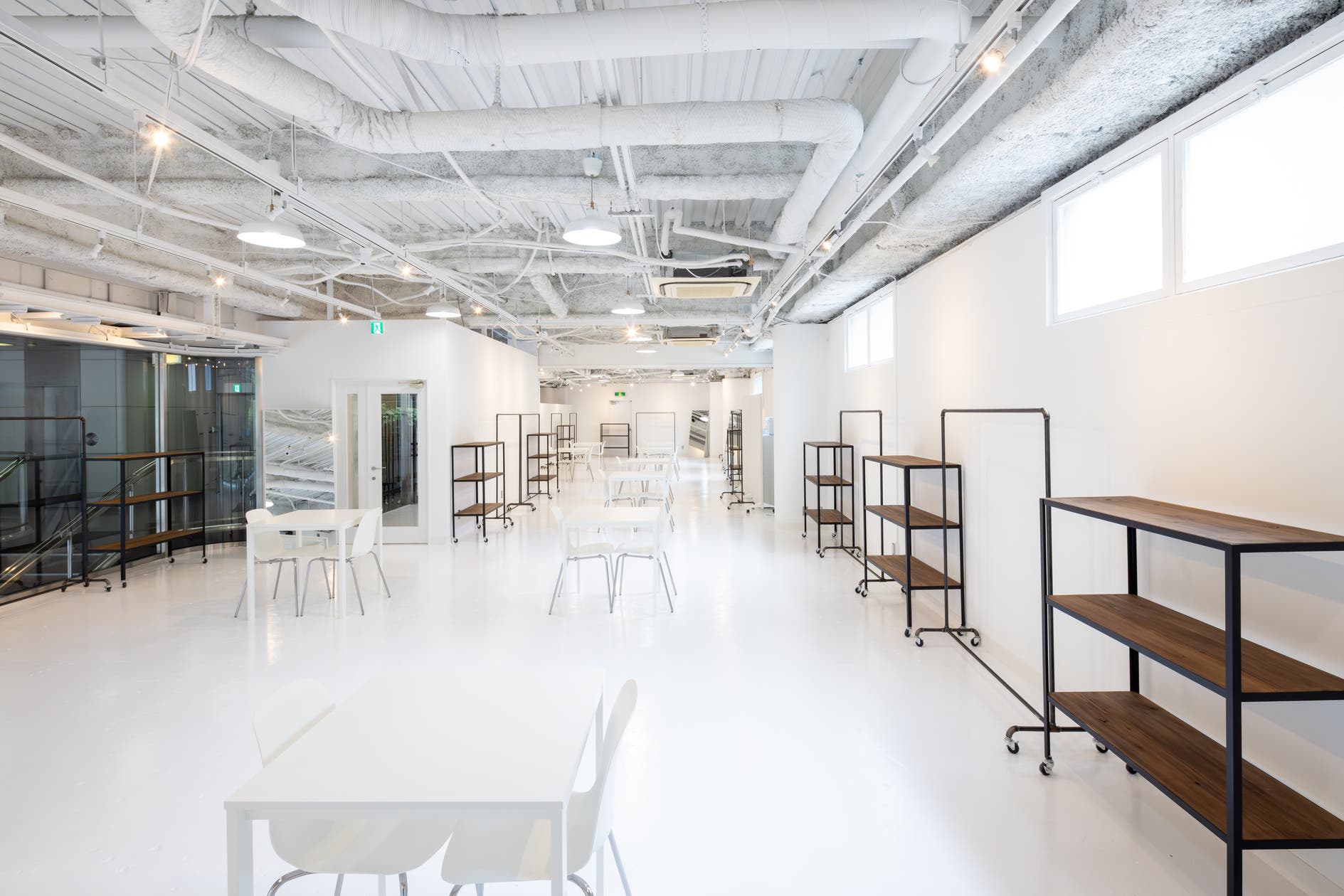 大阪・心斎橋，南船場にある展示会場。自然光あふれる，開放的な空間。の写真3