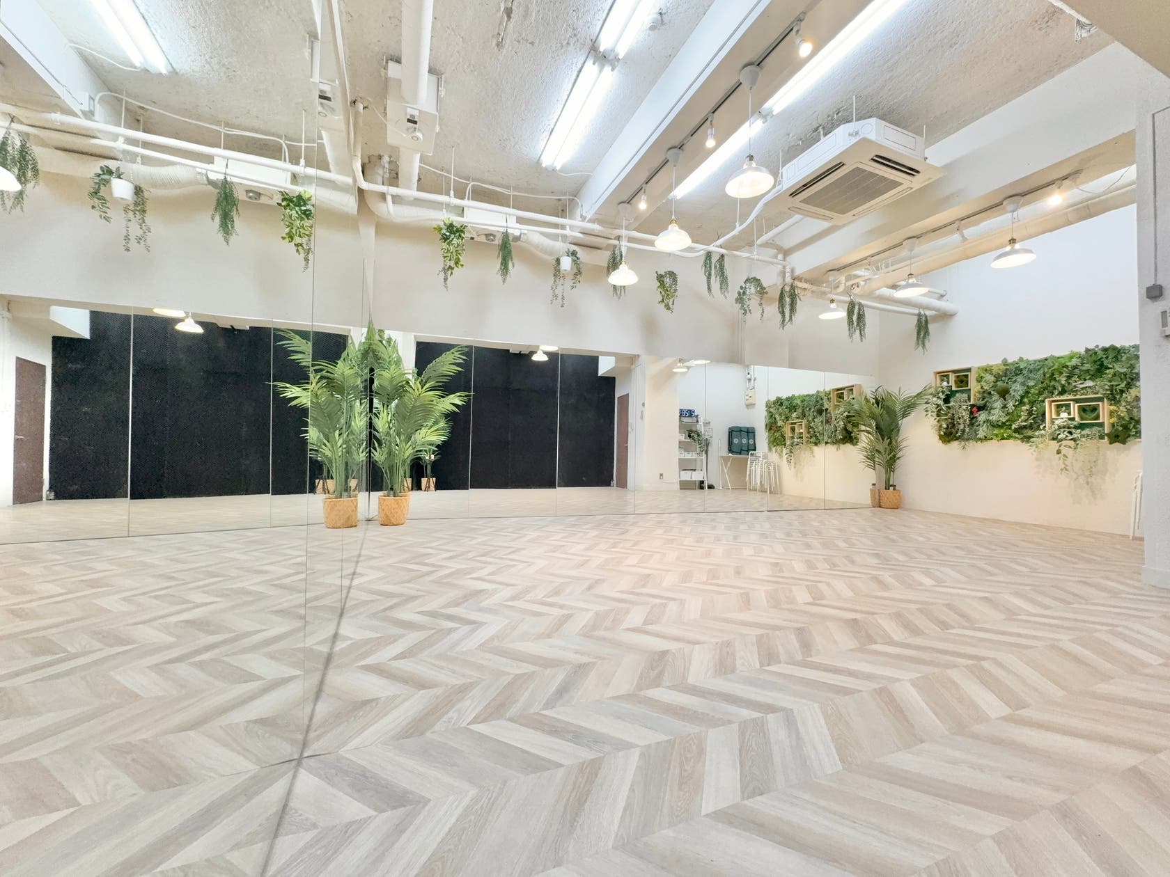 【御徒町駅4分】広々40㎡超/2面大型鏡計12m／調光調色照明あり/ダンス・ポージング・ヨガ・演劇・撮影・楽器演奏可☆の写真4