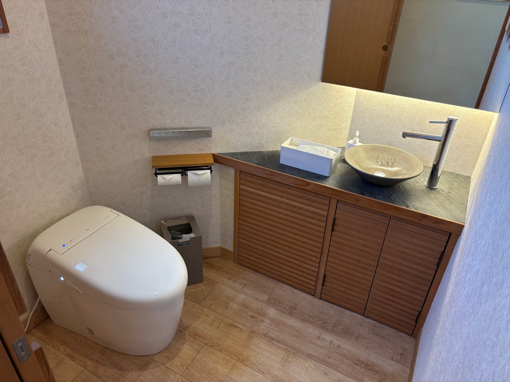 【駅近】駐車場8台/男女別シャワー/ドライヤー完備。ヨガ・ダンス・ジム利用OKな和モダンスタジオの写真8