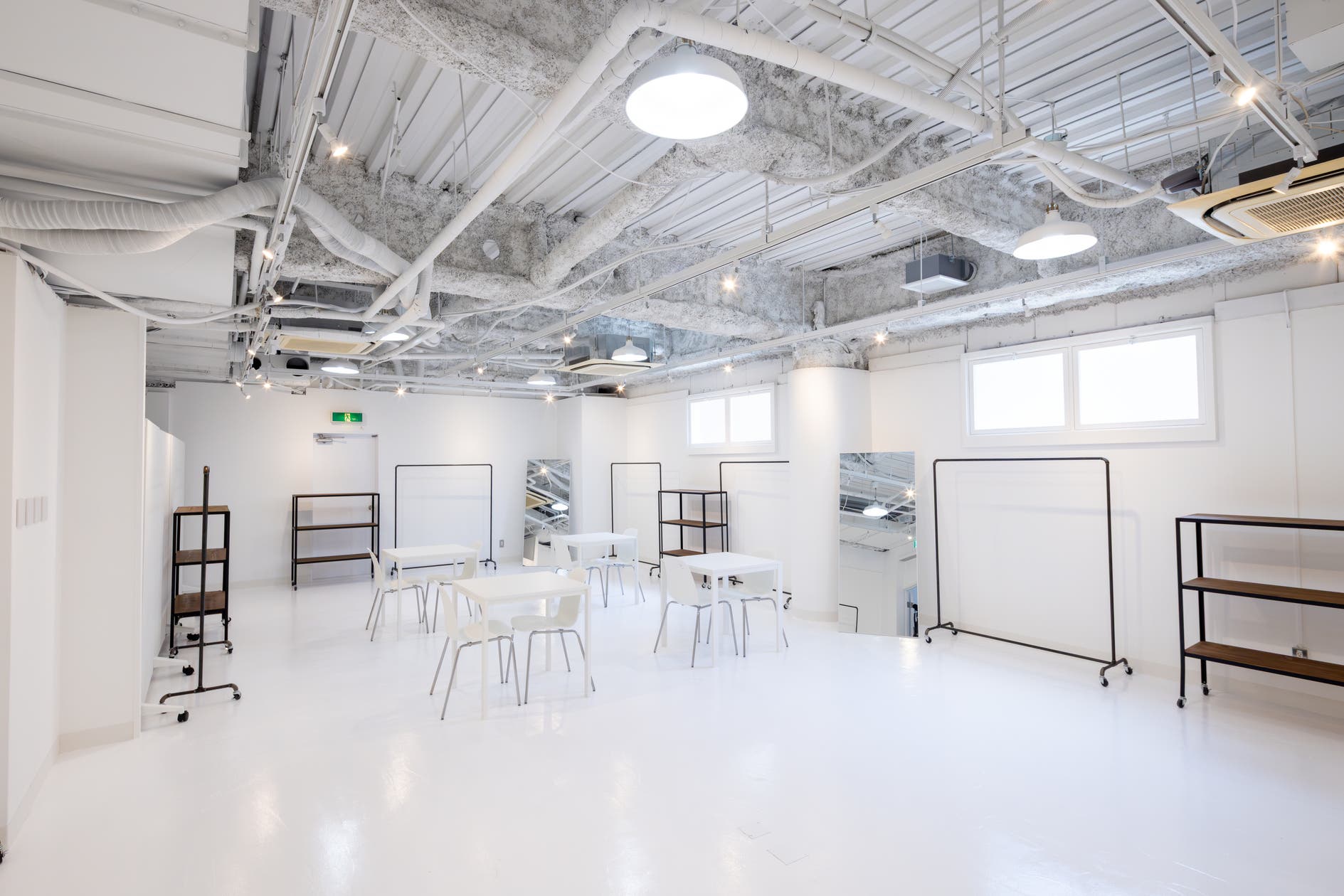 大阪・心斎橋，南船場にある展示会場。作品が映える，明るく開放的な空間。の写真2