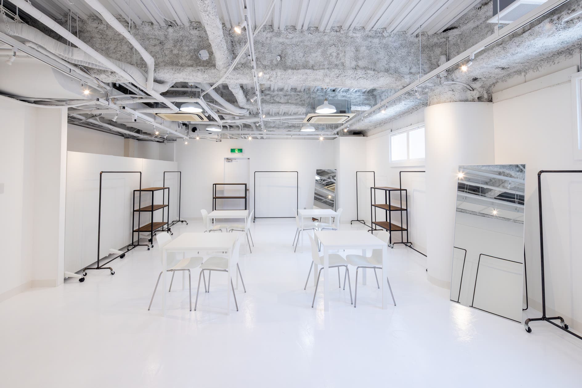 大阪・心斎橋，南船場にある展示会場。作品が映える，明るく開放的な空間。の写真1