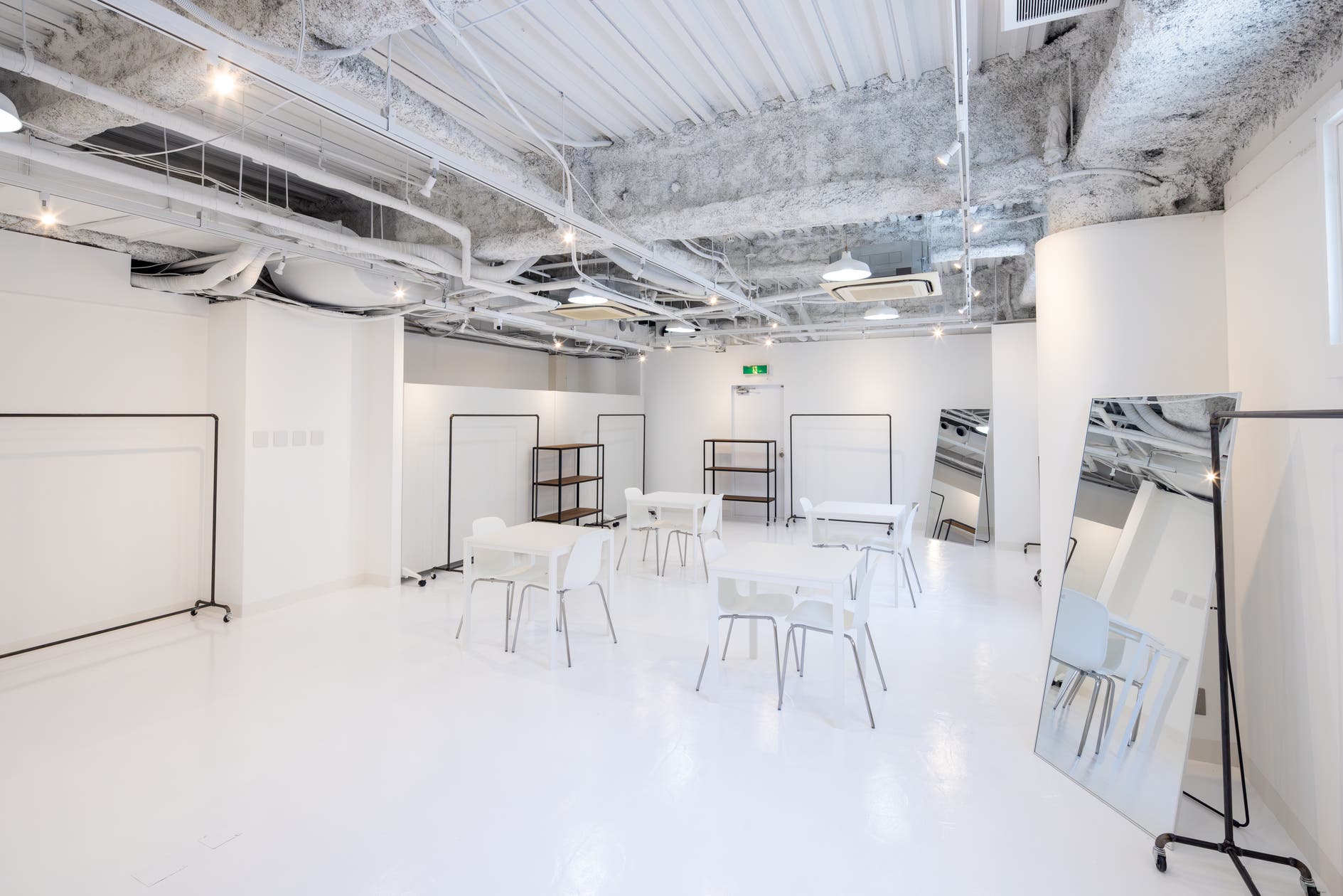 大阪・心斎橋，南船場にある展示会場。作品が映える，明るく開放的な空間。の写真3