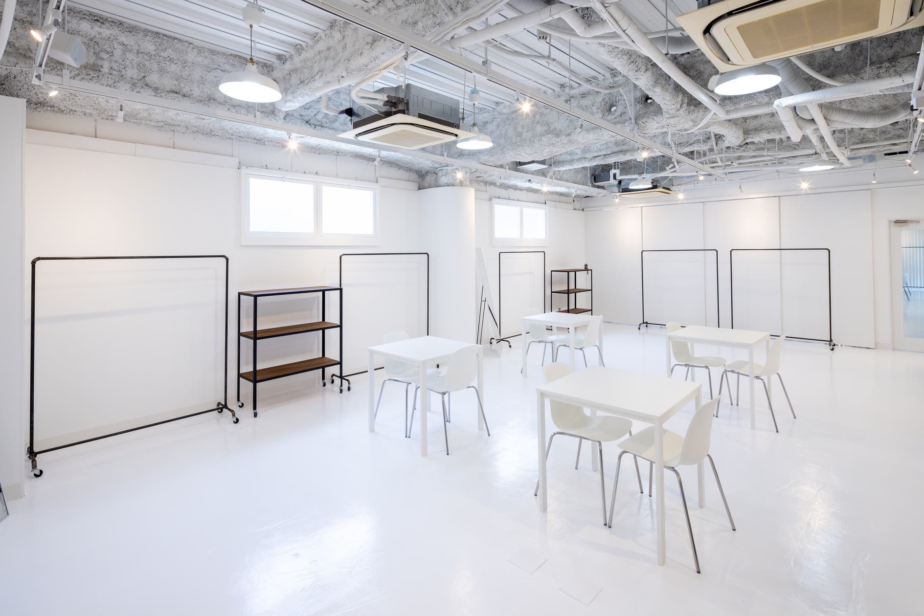 大阪・心斎橋，南船場にある展示会場。作品が映える，明るく開放的な空間。の写真4