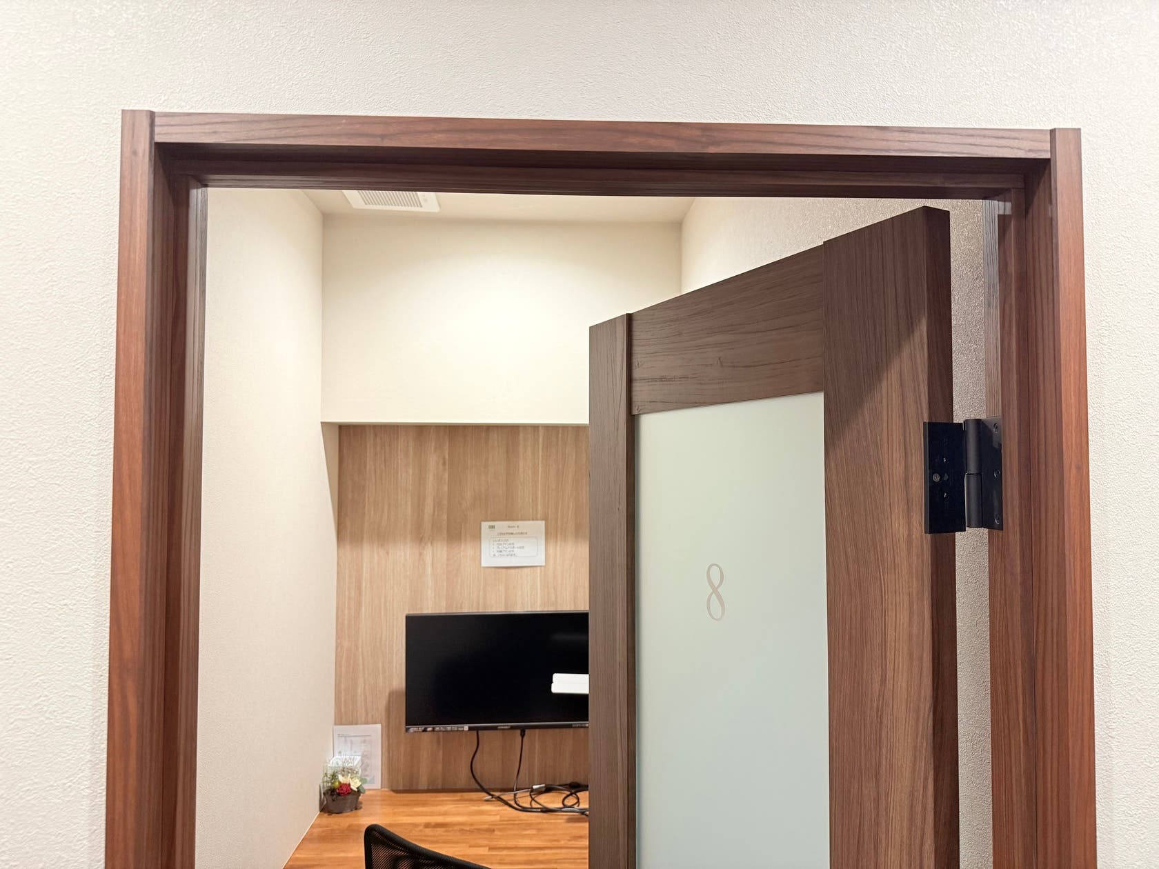 【¥385/30分！三鷹駅最安値 徒歩3分】1名完全個室（Room8）モニター（27インチ/4K）・Wifi・フリードリンクの写真4