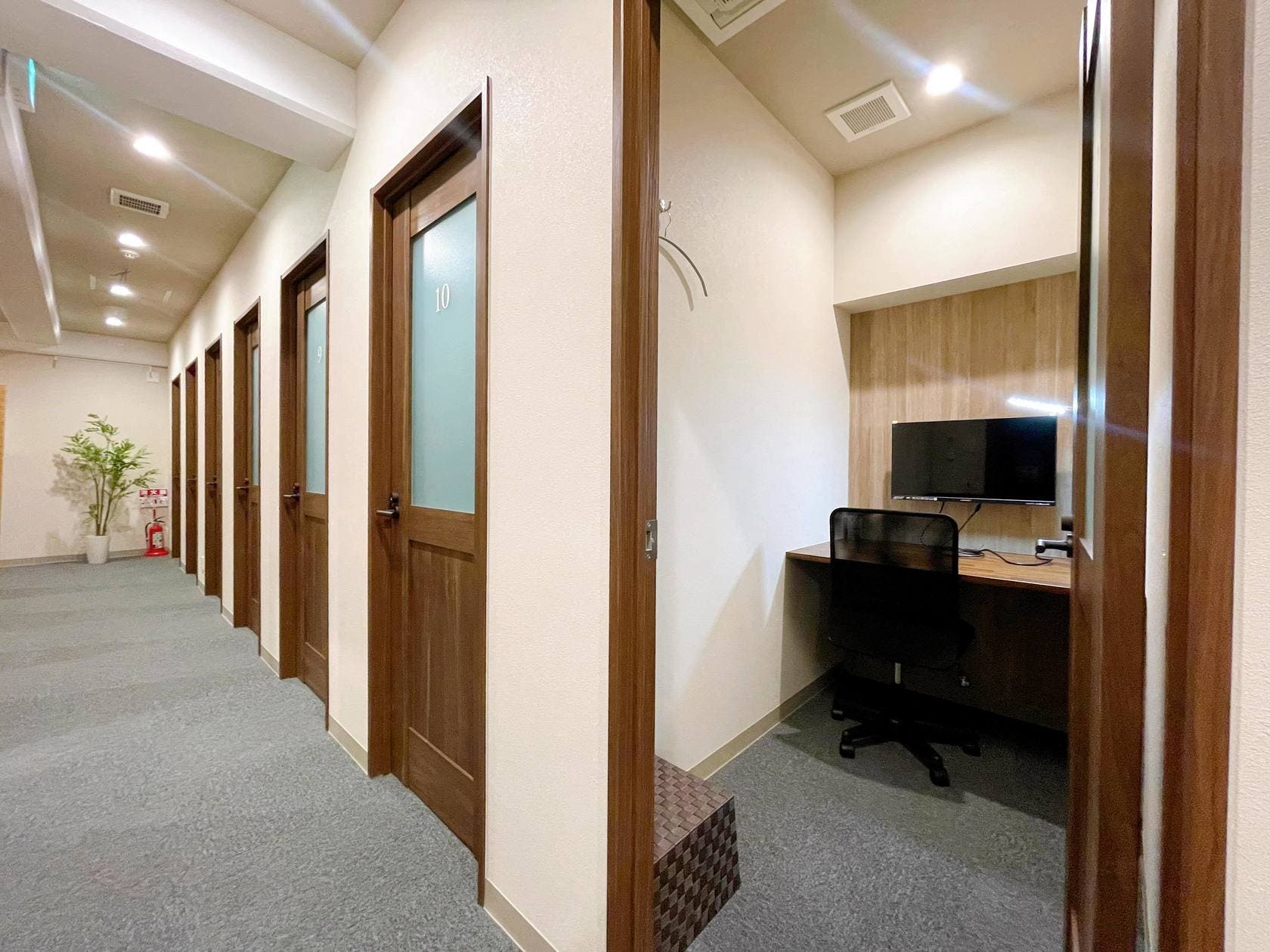 【¥385/30分！三鷹駅最安値 徒歩3分】1名完全個室（Room7）モニター（27インチ/4K）・Wifi・フリードリンクの写真2