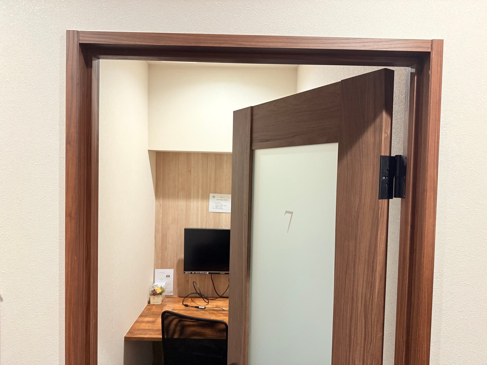 【¥385/30分！三鷹駅最安値 徒歩3分】1名完全個室（Room7）モニター（27インチ/4K）・Wifi・フリードリンクの写真4