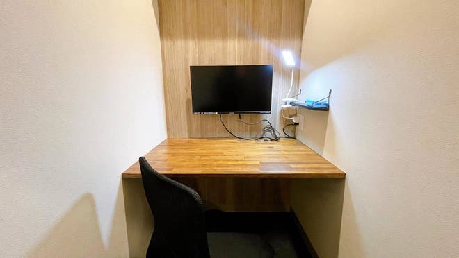 【¥385/30分!三鷹駅最安値 徒歩3分】1名完全個室(Room6)モニター(27インチ/4K)・Wifi・フリードリンクの写真1
