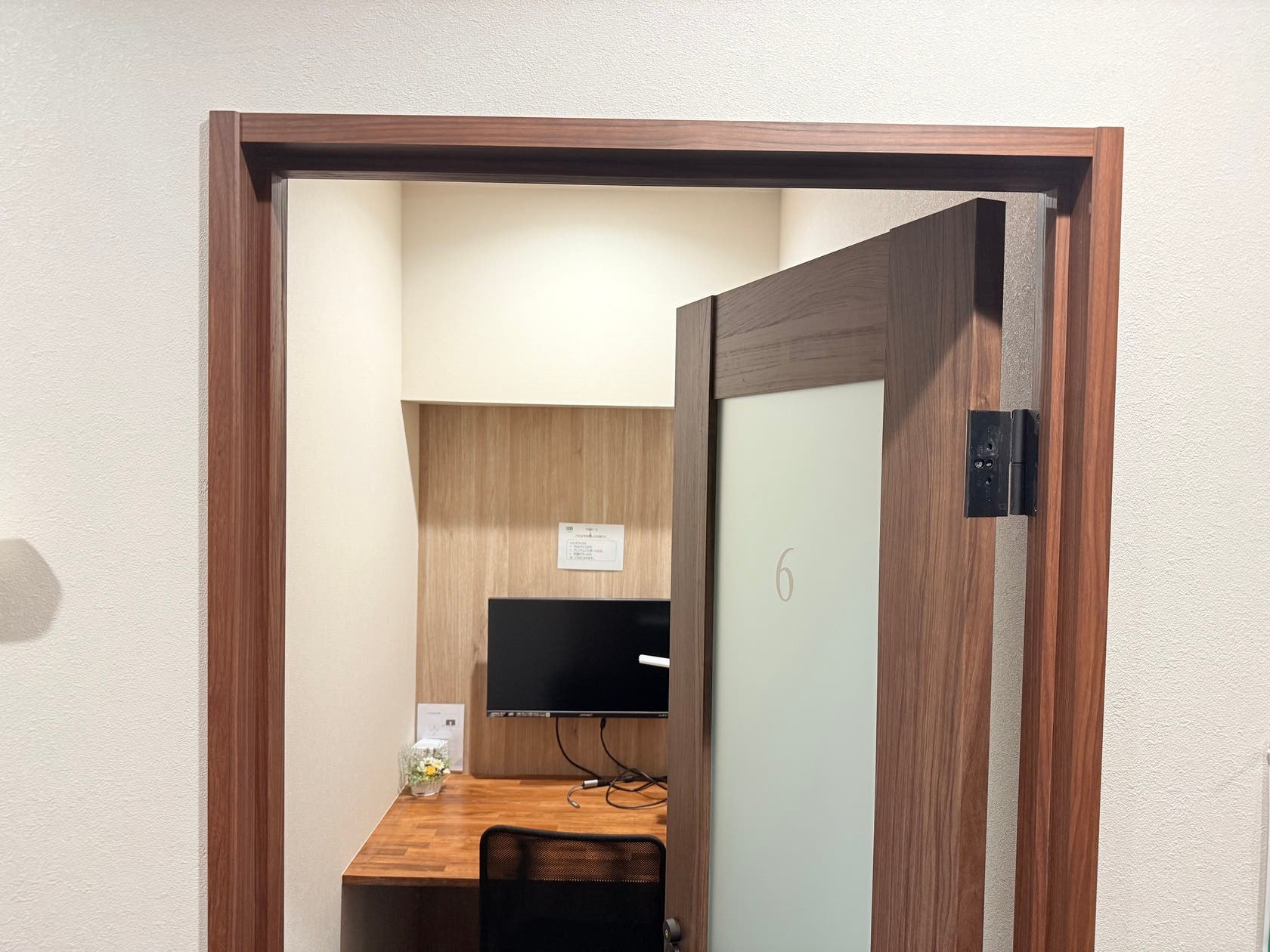 【¥385/30分！三鷹駅最安値 徒歩3分】1名完全個室（Room6）モニター（27インチ/4K）・Wifi・フリードリンクの写真4