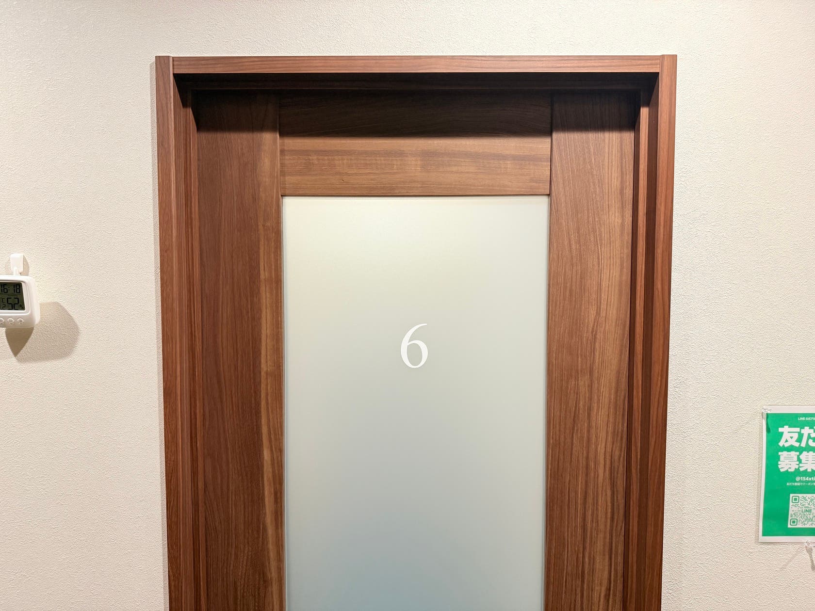 【¥385/30分！三鷹駅最安値 徒歩3分】1名完全個室（Room6）モニター（27インチ/4K）・Wifi・フリードリンクの写真5