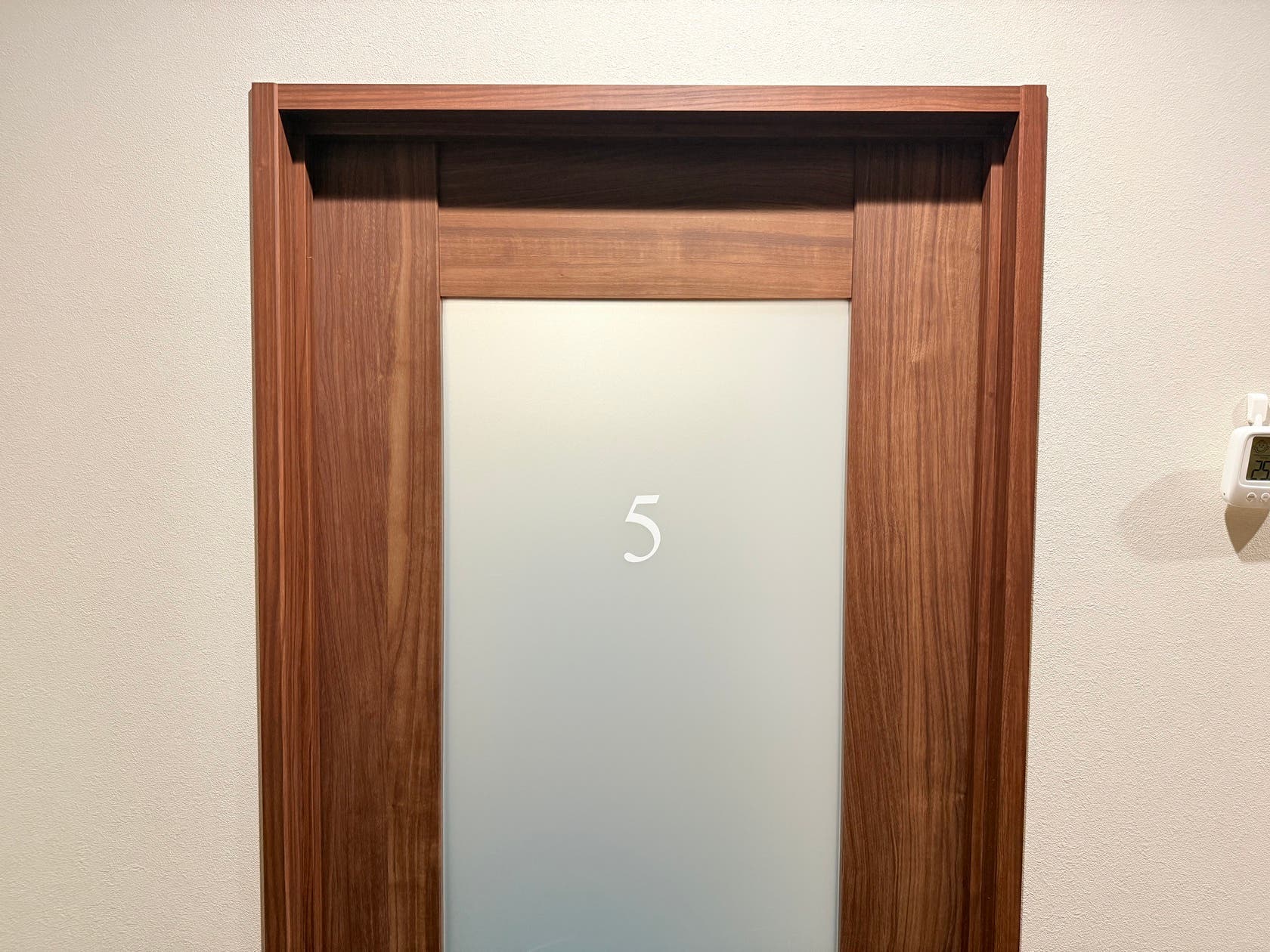 【¥385/30分！三鷹駅最安値 徒歩3分】1名完全個室（Room5）モニター（27インチ/4K）・Wifi・フリードリンクの写真5