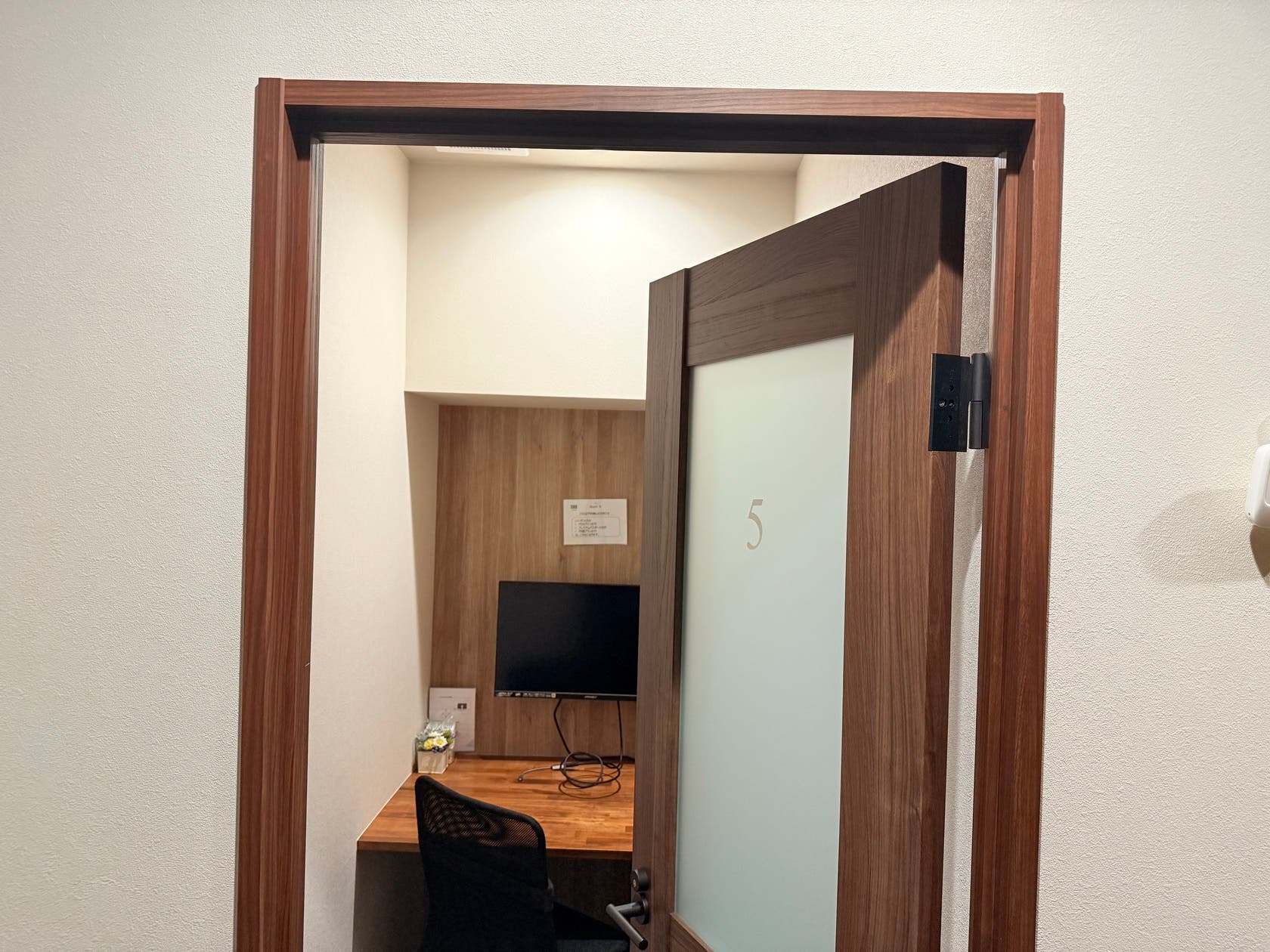 【¥385/30分！三鷹駅最安値 徒歩3分】1名完全個室（Room5）モニター（27インチ/4K）・Wifi・フリードリンクの写真4