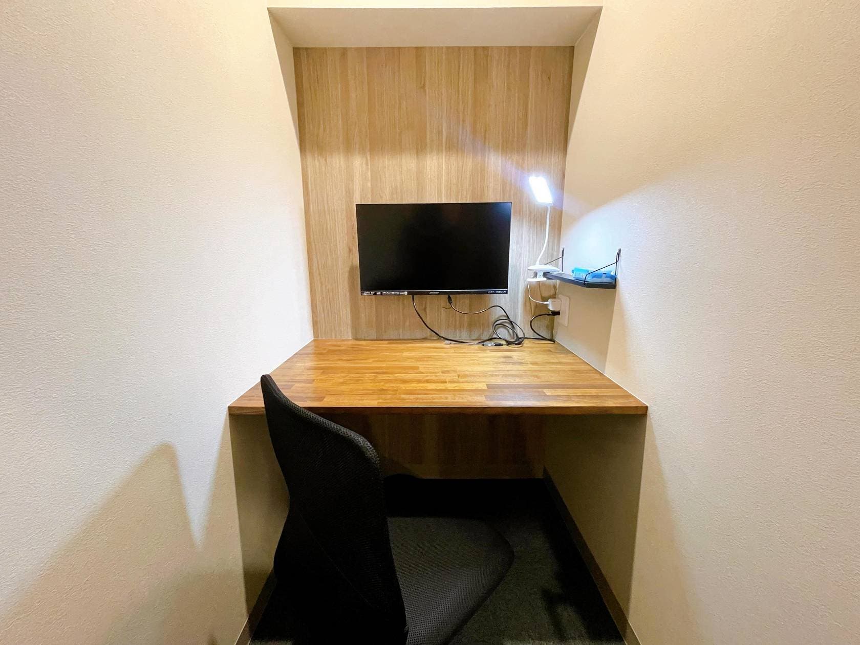 【¥385/30分！三鷹駅最安値 徒歩3分】1名完全個室（Room5）モニター（27インチ/4K）・Wifi・フリードリンクの写真1