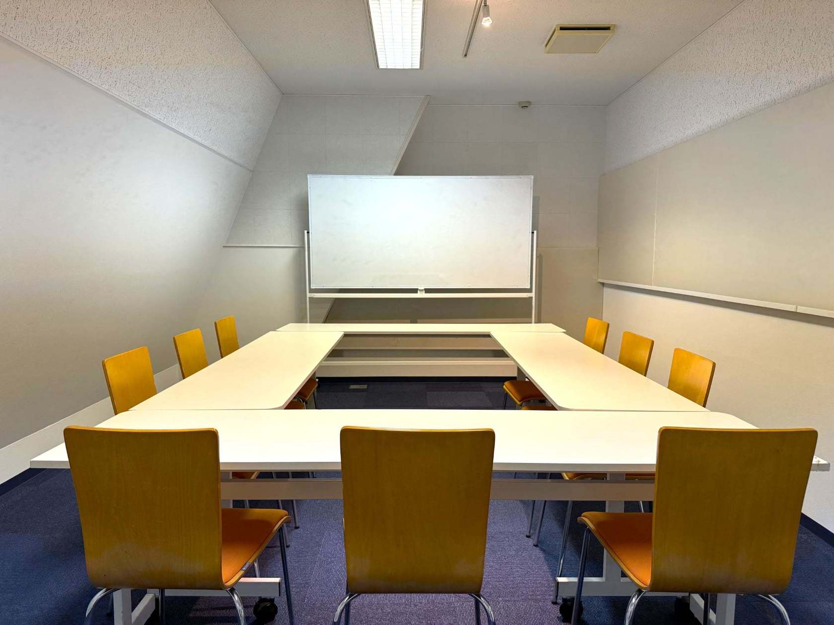 【Cルーム】名古屋駅から徒歩8分｜スタッフ常駐で安心の写真1