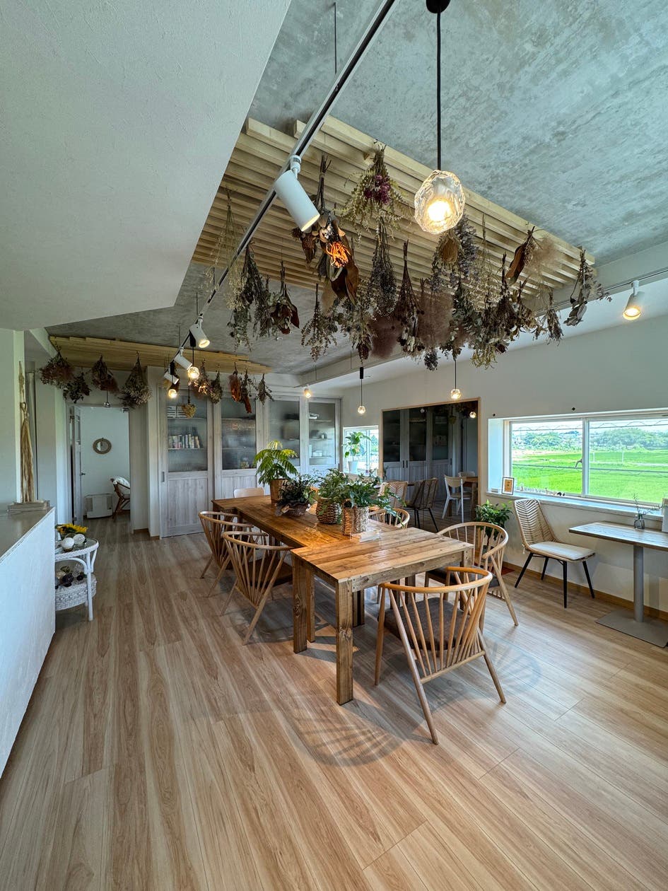 川越のいやしろちにあるドライフラワーに囲まれたキッチン付きスペースの写真1