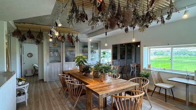 川越のいやしろちにあるドライフラワーに囲まれたキッチン付きスペースの写真1