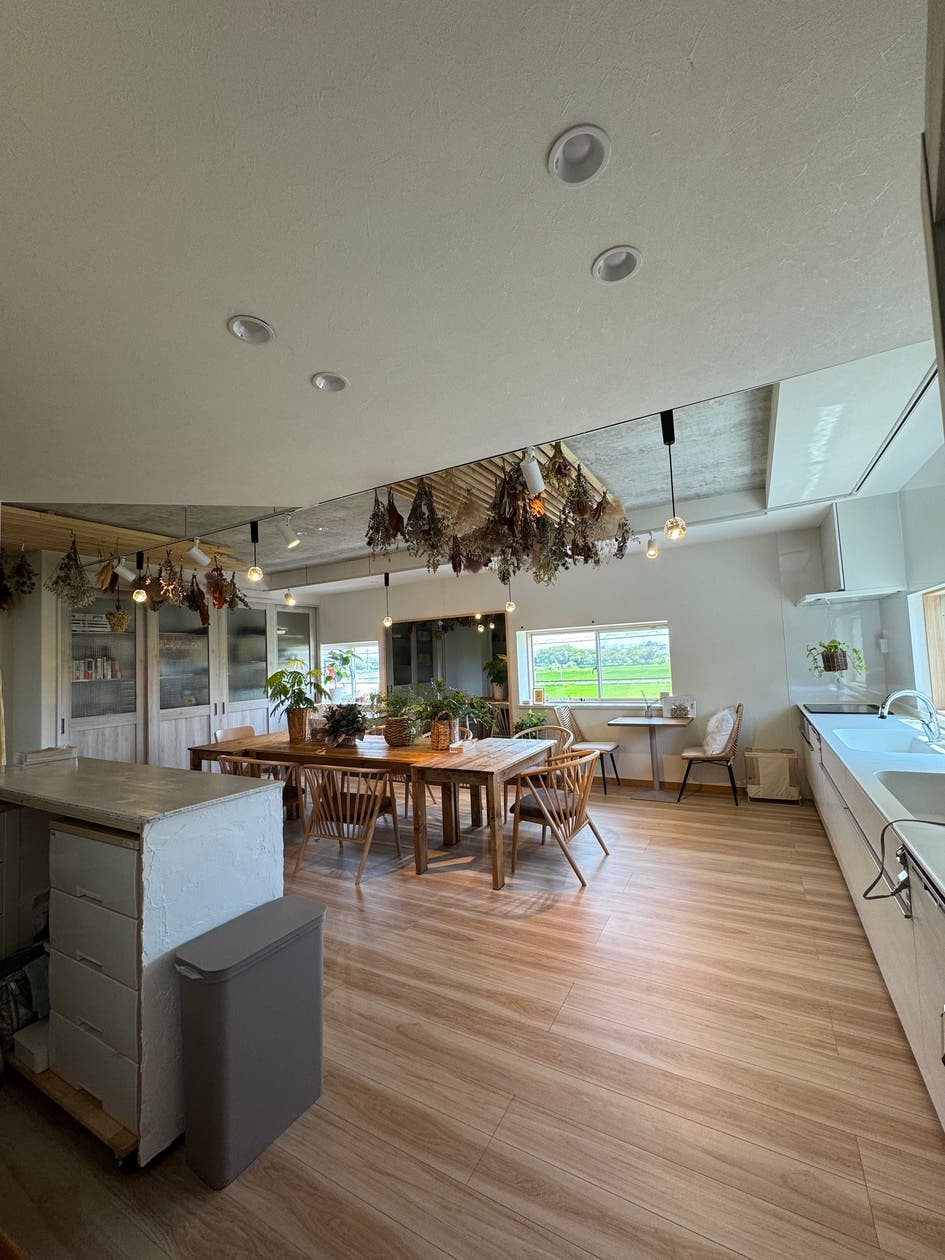 川越のいやしろちにあるドライフラワーに囲まれたキッチン付きスペースの写真2