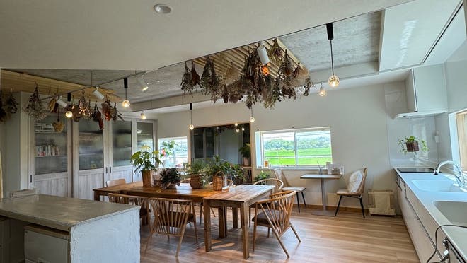 川越のいやしろちにあるドライフラワーに囲まれたキッチン付きスペースの写真2