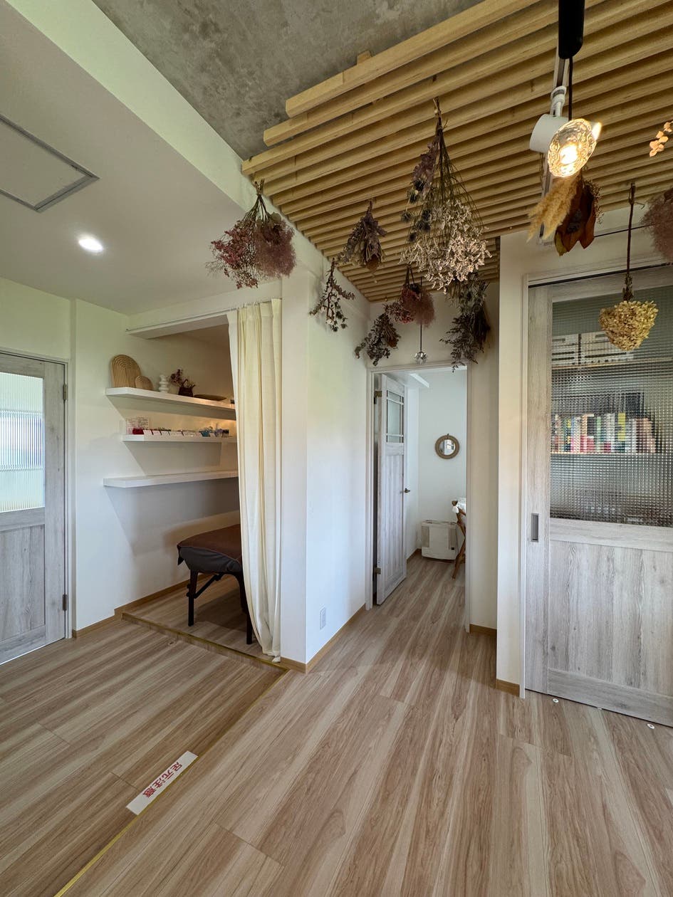 川越のいやしろちにあるドライフラワーに囲まれたキッチン付きスペースの写真3