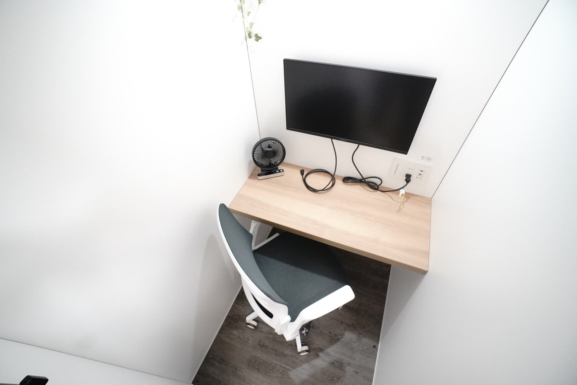 ＜ワークブース吉祥寺ネクストNo.3＞吉祥寺駅徒歩30秒🚃1人用完全個室🚪Wi-Fi📶モニター🖥電源🔌テレワーク/面接/自習の写真1