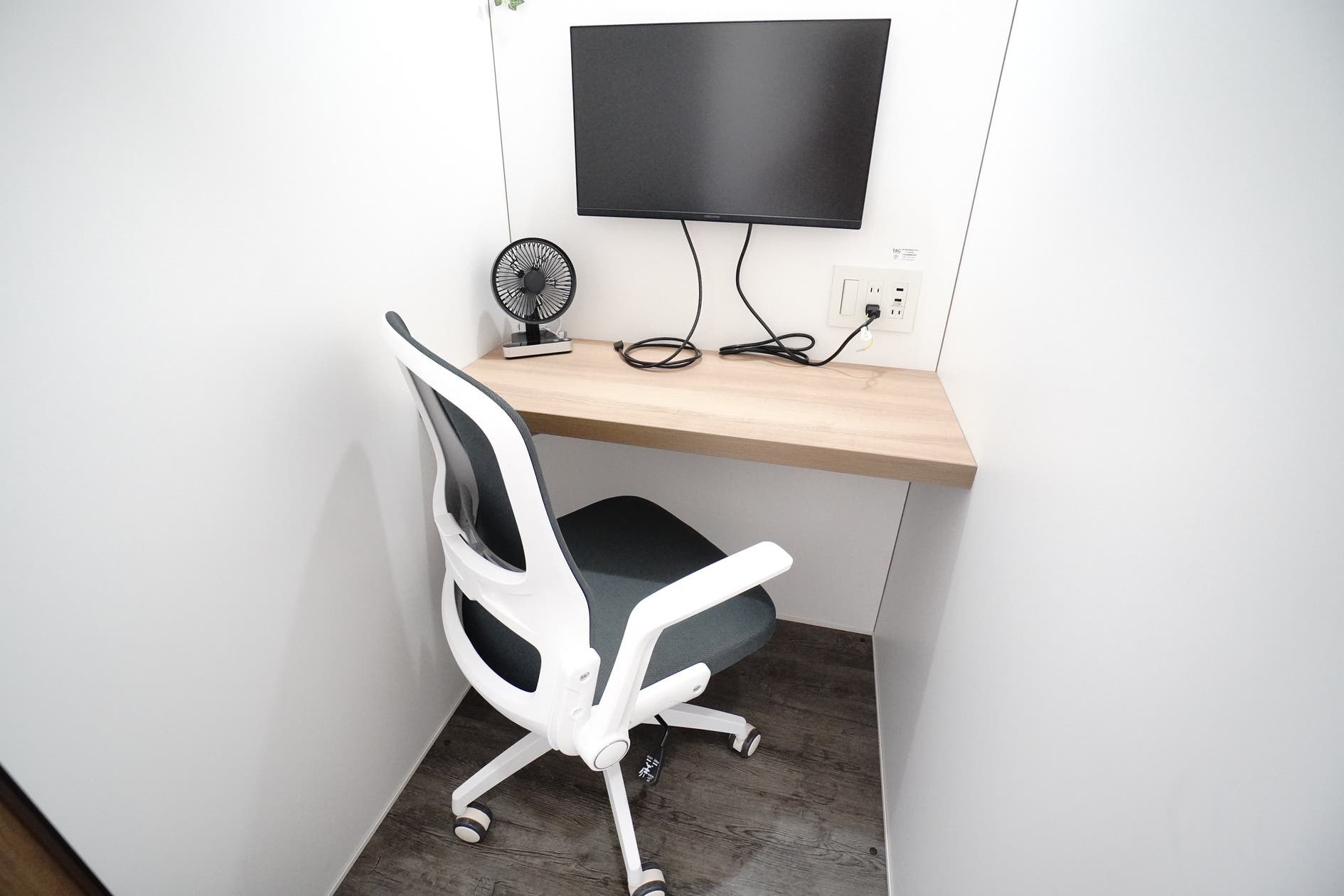 ＜ワークブース吉祥寺ネクストNo.3＞吉祥寺駅徒歩30秒🚃1人用完全個室🚪Wi-Fi📶モニター🖥電源🔌テレワーク/面接/自習の写真3