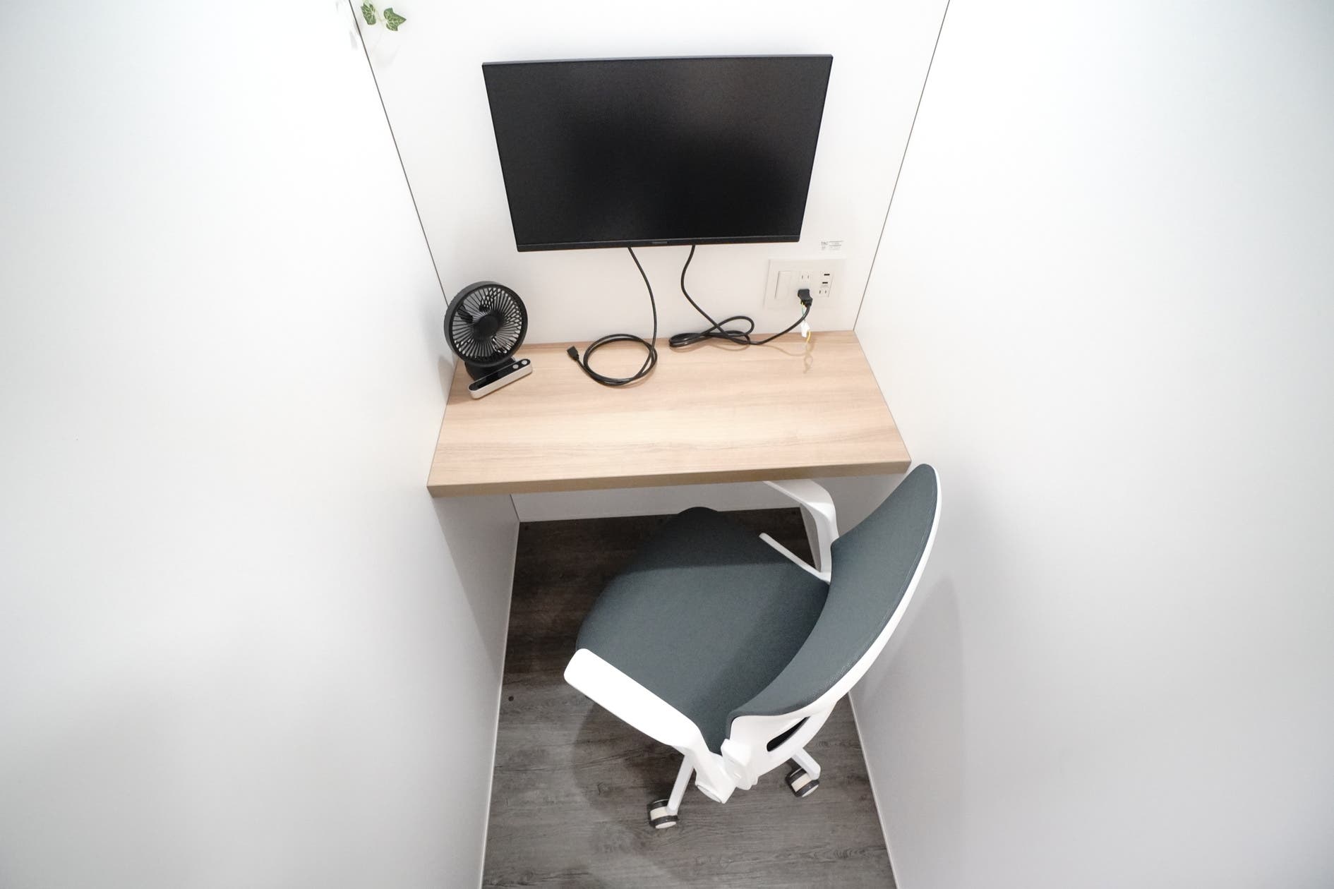 ＜ワークブース吉祥寺ネクストNo.4＞吉祥寺駅徒歩30秒🚃1人用完全個室🚪Wi-Fi📶モニター🖥電源🔌テレワーク/面接/自習の写真3