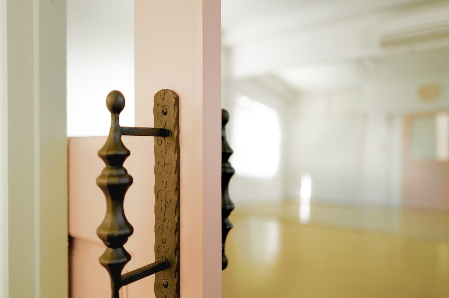 用賀駅徒歩３分！2階はエステサロン、1階はスタジオのトータル美容空間♪ヨガやダンスレッスンに最適です！の写真1