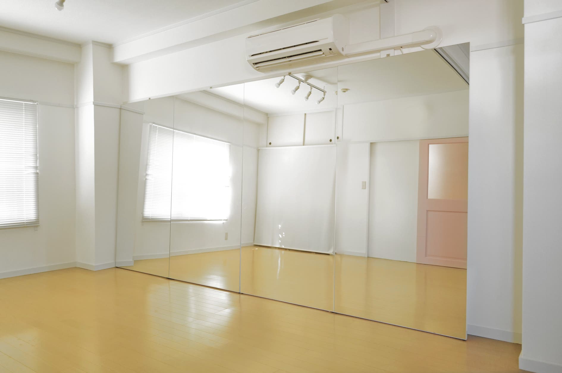 用賀駅徒歩３分！2階はエステサロン、1階はスタジオのトータル美容空間♪ヨガやダンスレッスンに最適です！の写真2