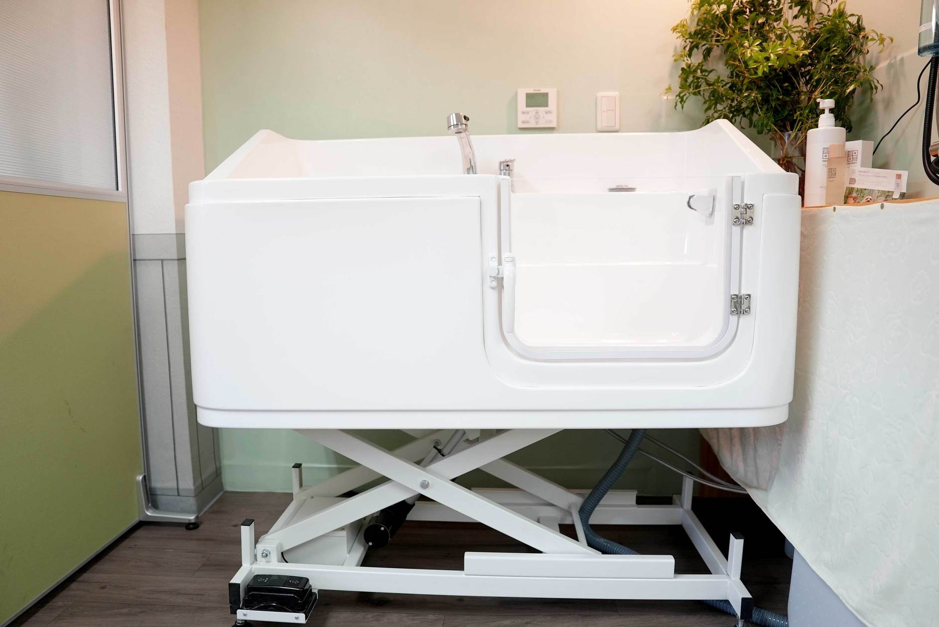 中央線日野駅から徒歩3分の手ぶらで使えるペットのセルフシャンプー専門店の写真2