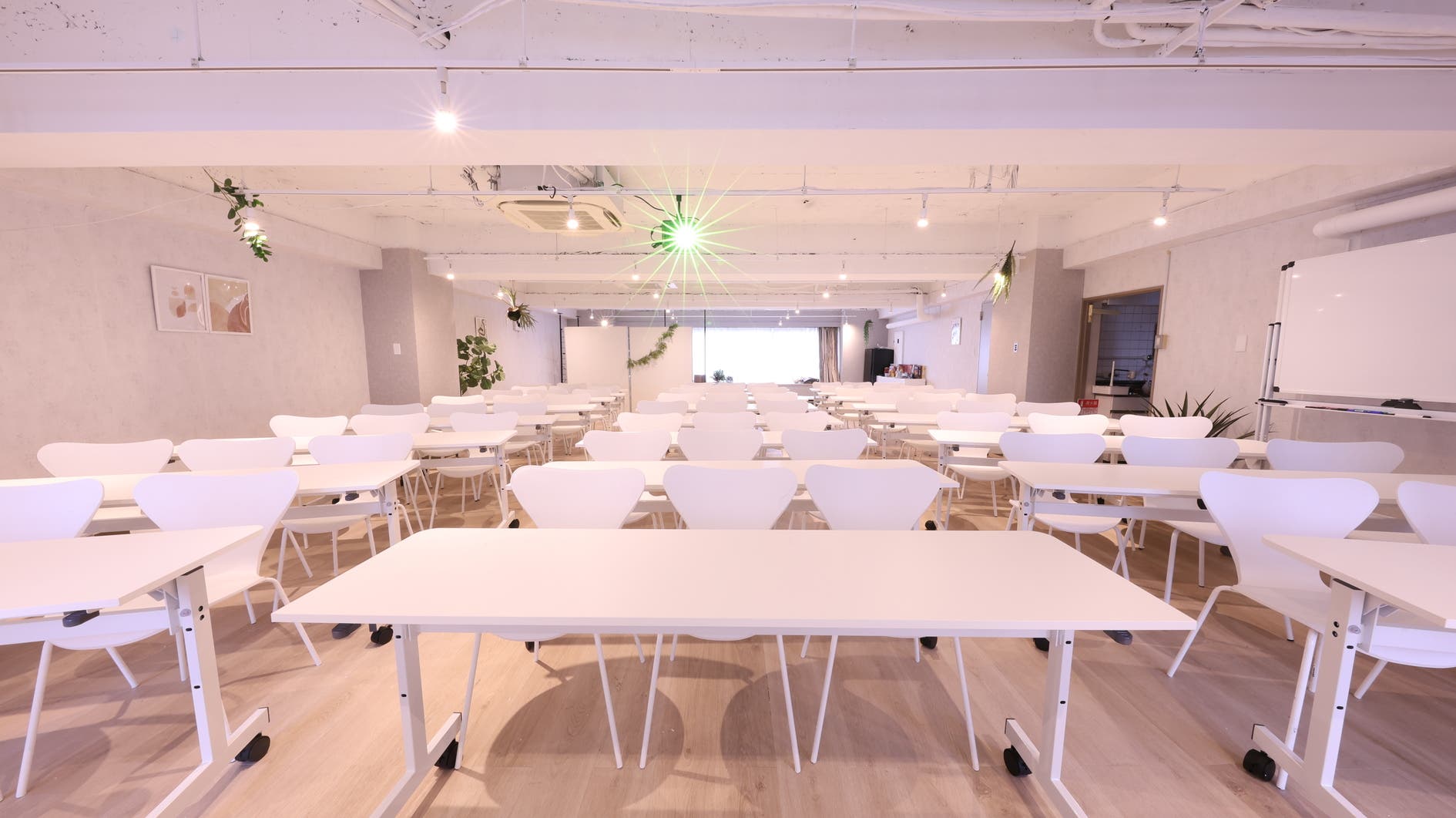 #イーストGoburin【東新宿】クリスマス🎄忘年会🤶駅1分/席数84立食100名飲食/120㌅画面/会議/セミナーの写真8