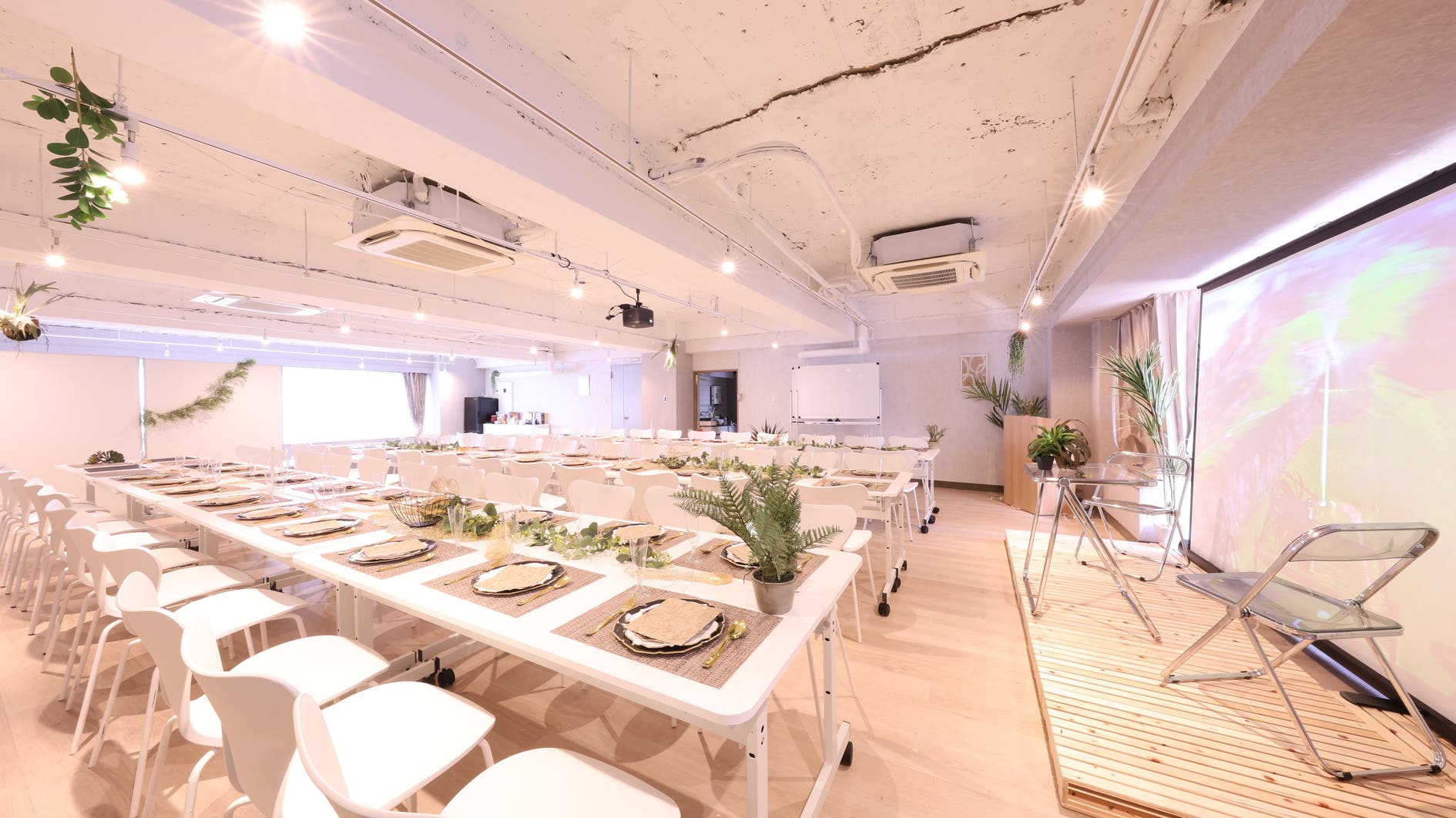 #イーストGoburin【東新宿】クリスマス🎄忘年会🤶駅1分/席数84立食100名飲食/120㌅画面/会議/セミナーの写真1