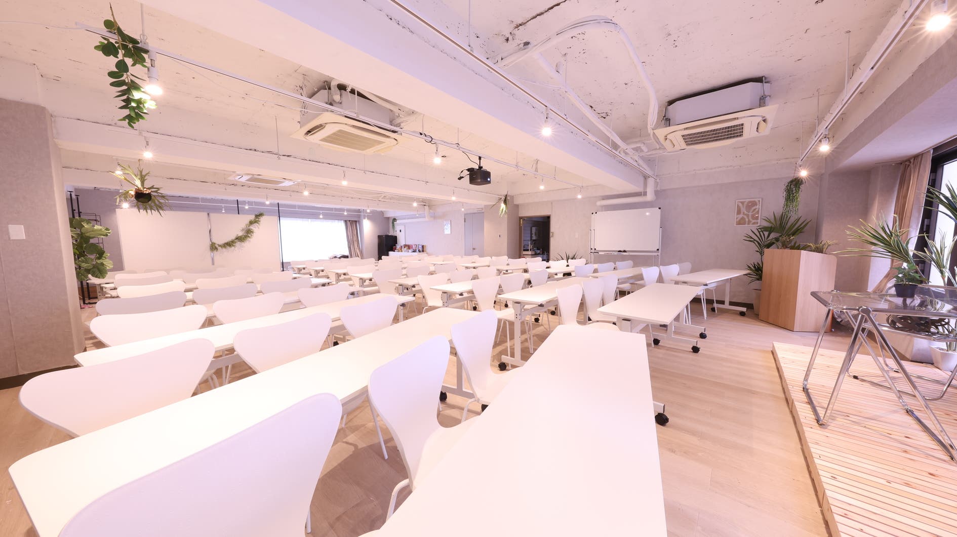 #イーストGoburin【東新宿】クリスマス🎄忘年会🤶駅1分/席数84立食100名飲食/120㌅画面/会議/セミナーの写真7