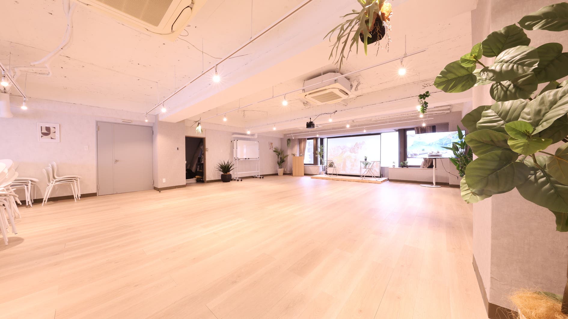 #イーストGoburin【東新宿】クリスマス🎄忘年会🤶駅1分/席数84立食100名飲食/120㌅画面/会議/セミナーの写真4