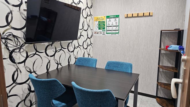 【神田駅から徒歩1分】モニター・フリードリンク付き4名会議室(Room E)※予約時間前は入室不可の写真1