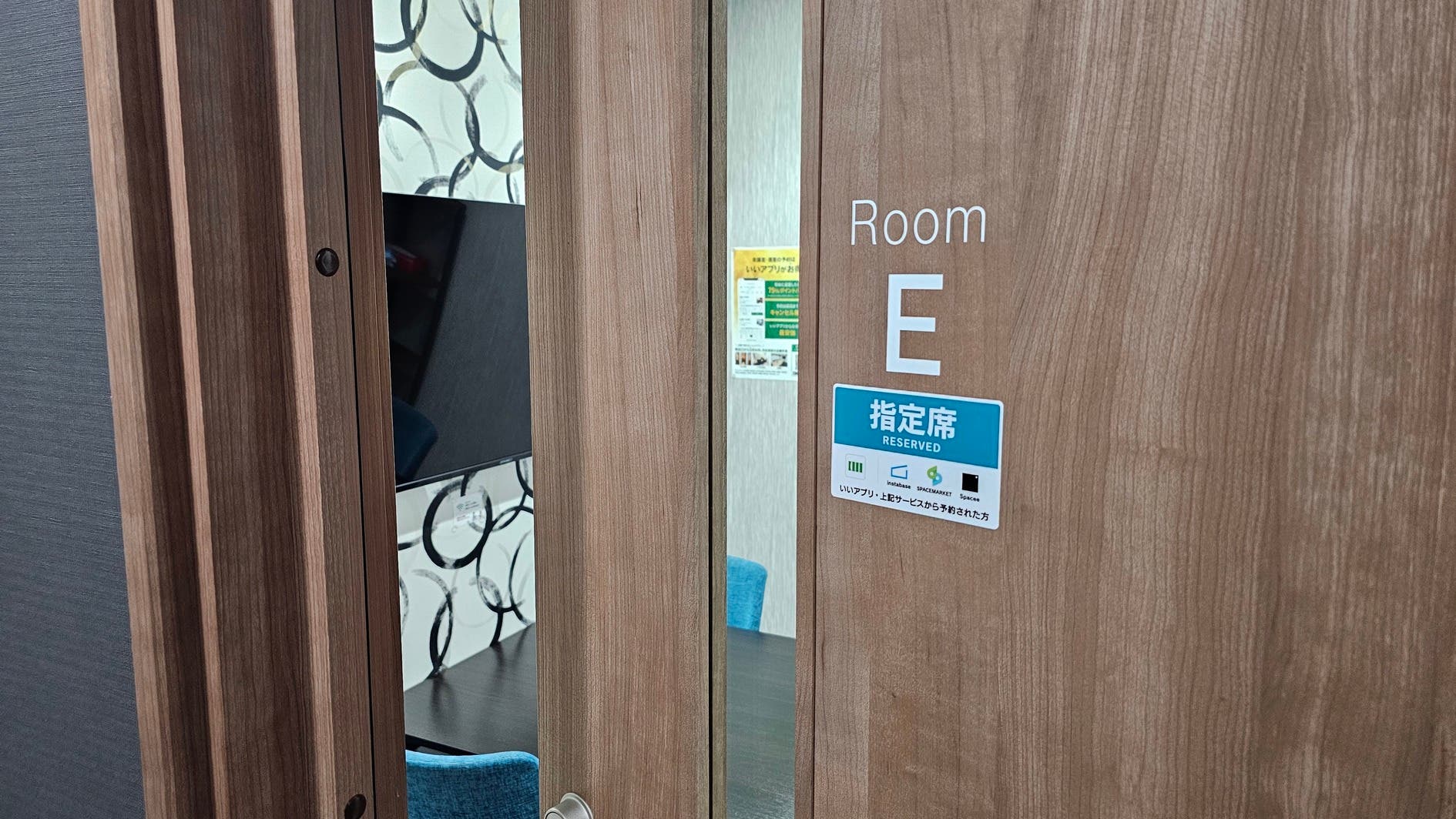 【神田駅から徒歩1分】モニター・フリードリンク付き4名会議室（Room E）※予約時間前は入室不可の写真2