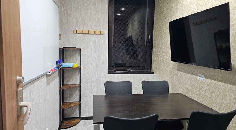 【神田駅から徒歩1分】モニター・フリードリンク付き4名会議室（Room F）※予約時間前は入室不可