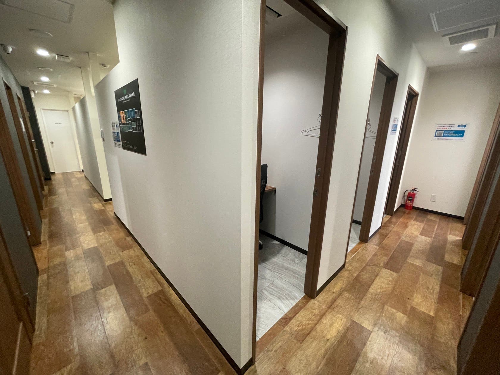 【神田駅から徒歩1分】モニター・フリードリンク付き4名会議室（Room F）※予約時間前は入室不可の写真3