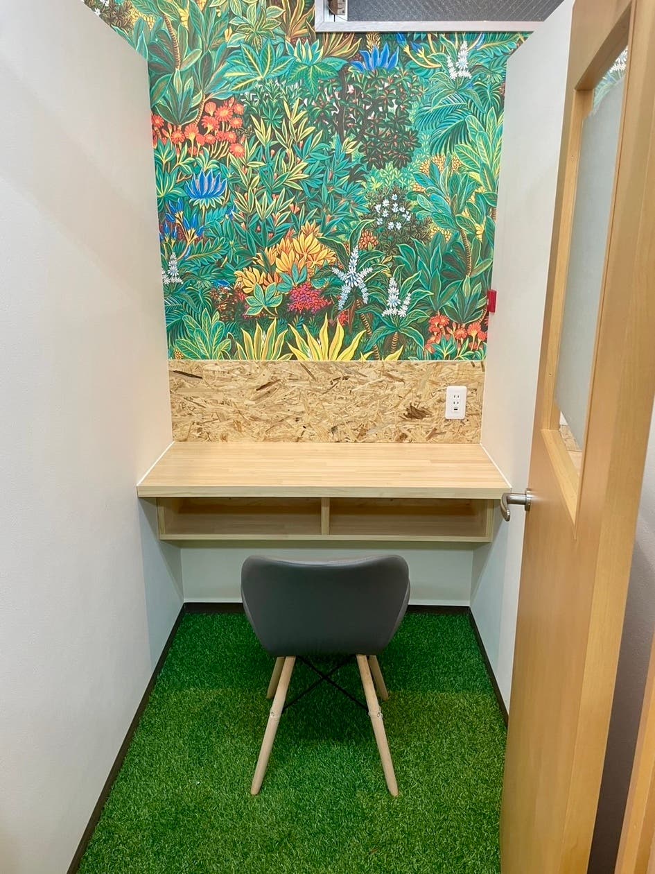 盛岡大通アーケード内1名個室/集中勉強・リモートワーク・会議に最適/飲食持込可※ドリンク1杯購入制/Wi-Fi・電源完備の写真1