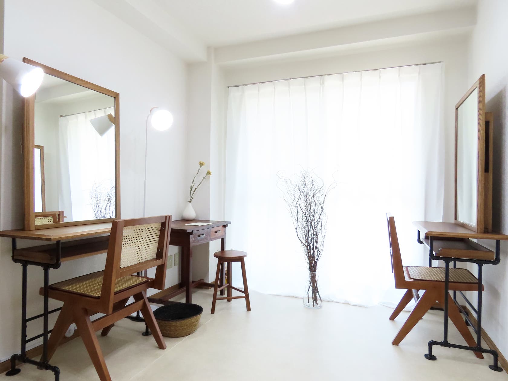 【中目黒2分】自然光×美内装｜プロ仕様のメイク空間を撮影スタジオに！の写真1