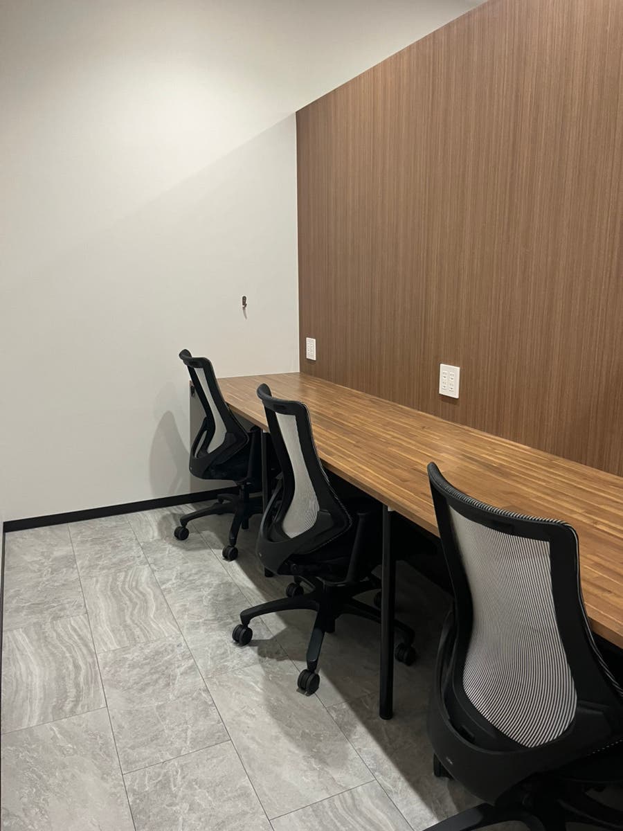 【Booth8】3名個室(天井空きあり)▼通話/動画イヤホン必須の写真1