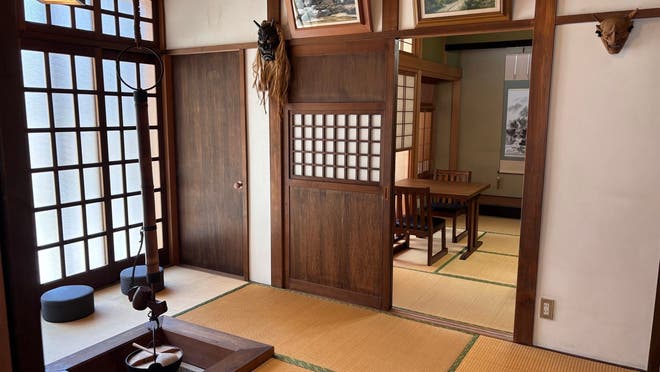 渋谷駅から各駅停車で4分の「池ノ上駅」。ここから徒歩2分の古民家調日本家屋。の写真1