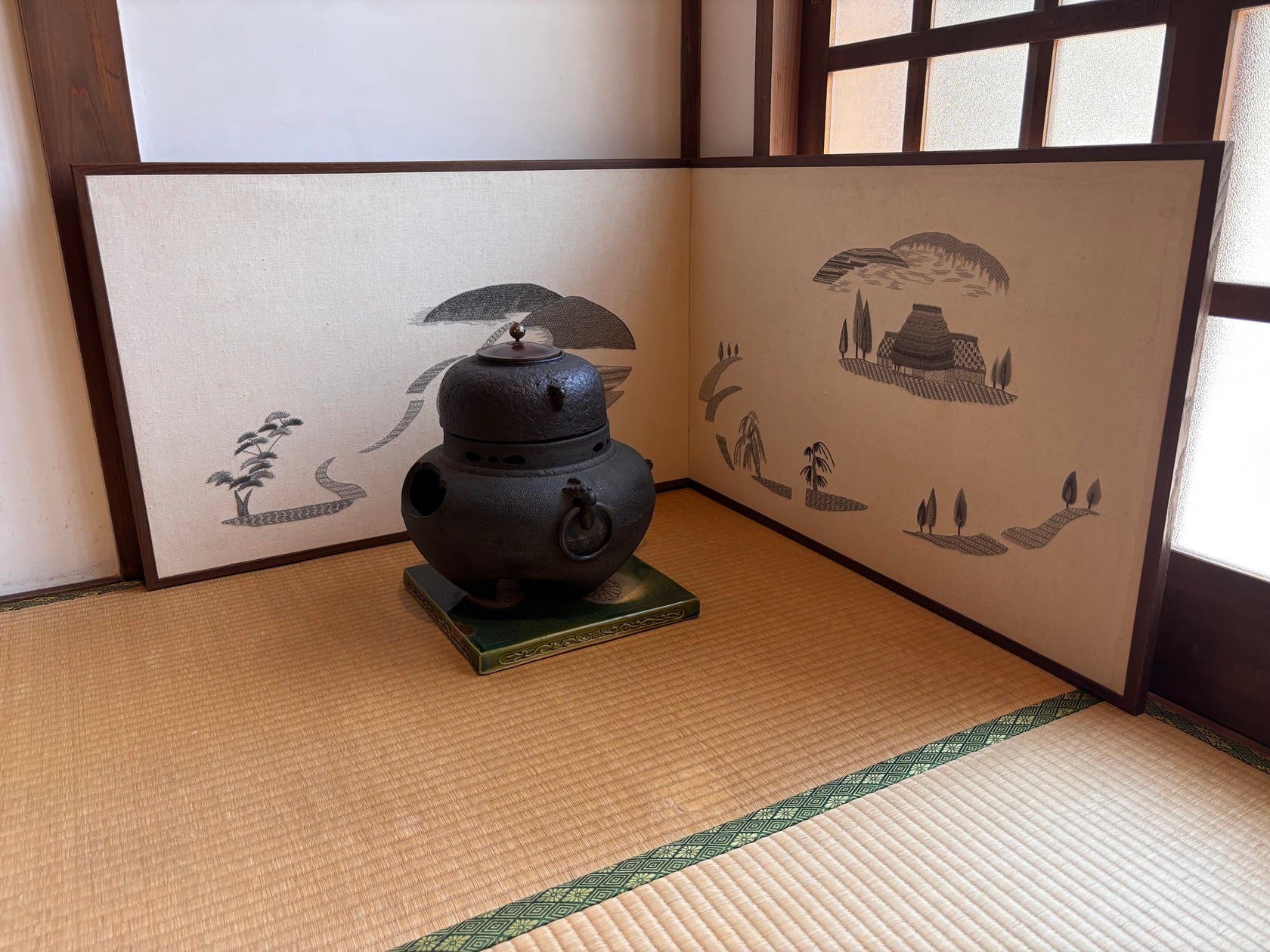 茶道用風炉先屏風、風炉（電気釜）の画像1