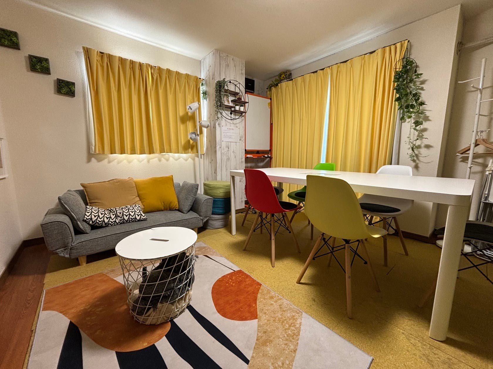 動画配信見放題❣リピート割あり❣駅近徒歩4分♪朝活歓迎📚超大型❣65型TV📺で動画鑑賞🎥プレゼンやセミナー📖の写真1