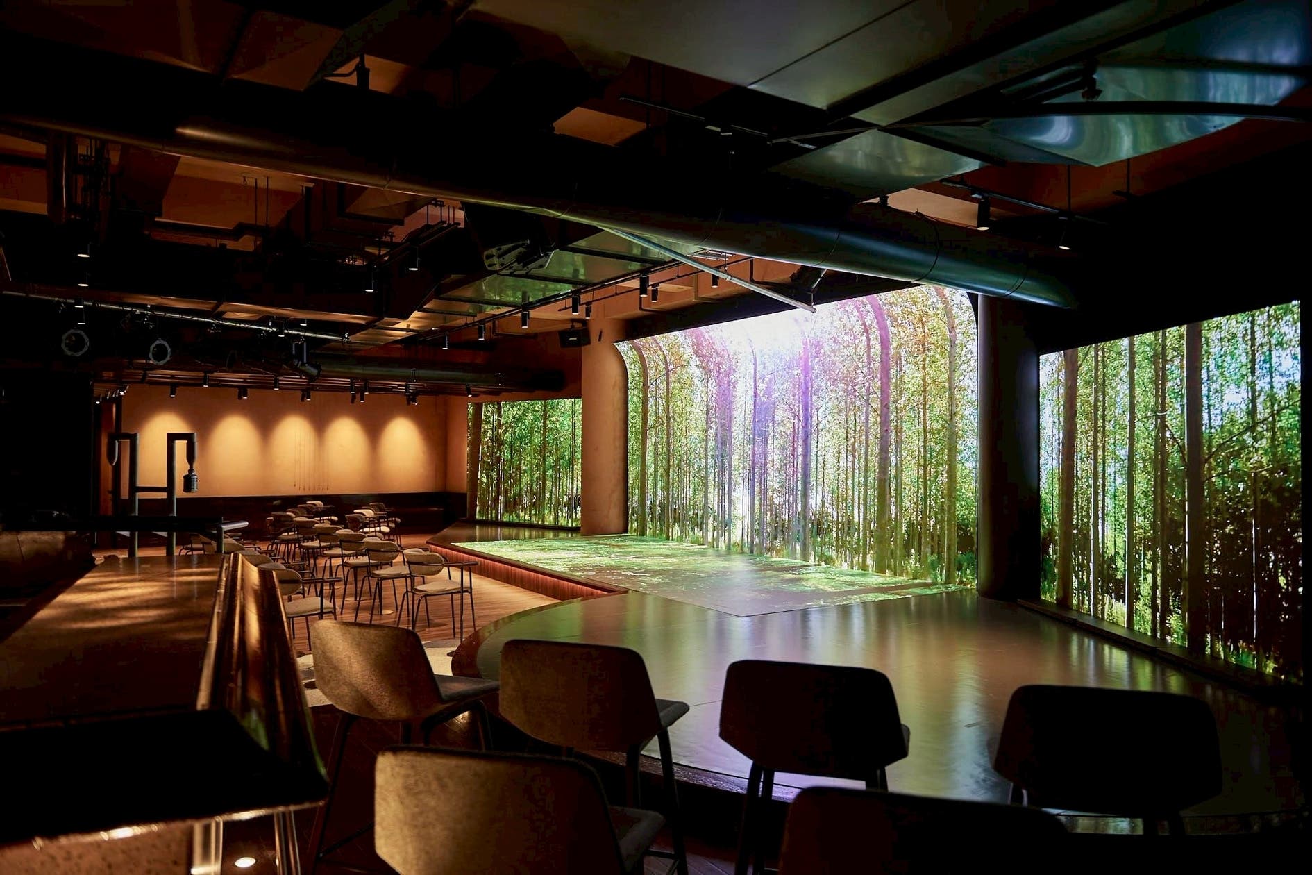 【LEDビジョン×イベントダイニング】300インチの大型LEDで新しいエンタメ空間を演出の写真3